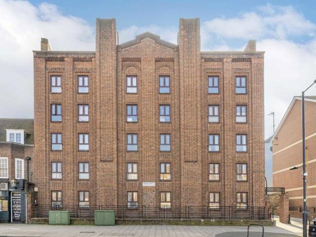 New Park Road, London SW2 3 bed flat to rent £2,500 pcm £577 pw