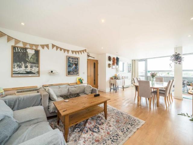 New Park Road, London SW2 3 bed flat to rent £3,400 pcm £785 pw