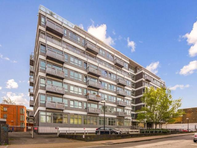 New Park Road, London SW2 3 bed flat to rent £3,500 pcm £808 pw