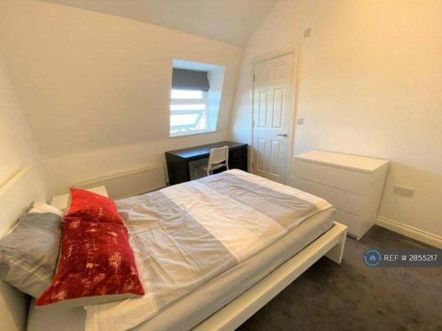 New Park Road, London, SW2 1 bed in a house share to rent £1,199 pcm £277 pw