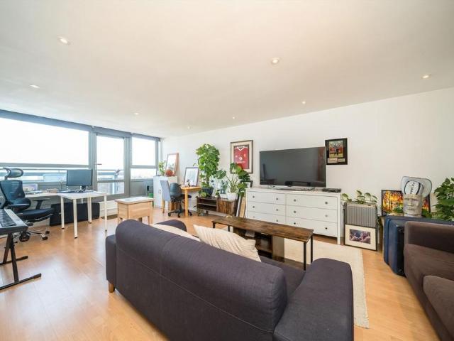 New Park Road, London SW2 2 bed flat to rent £2,350 pcm £542 pw