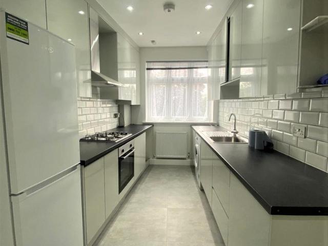 New Peachey Lane, Uxbridge UB8 4 bed semi detached house to rent £2,450 pcm £565 pw