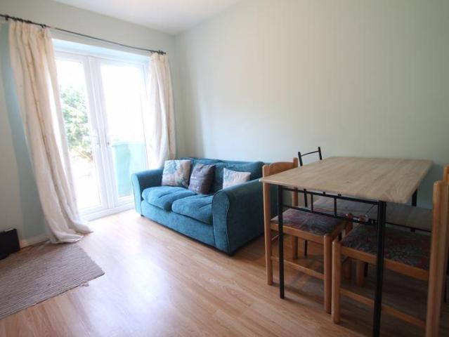 New Peachey Lane, Uxbridge, UB8 4 bed semi detached house to rent £2,300 pcm £531 pw