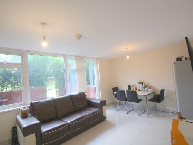 New Place Square, Bermondsey SE16, 4 bed flat to rent, £3,600 pcm | PrimeLocation
