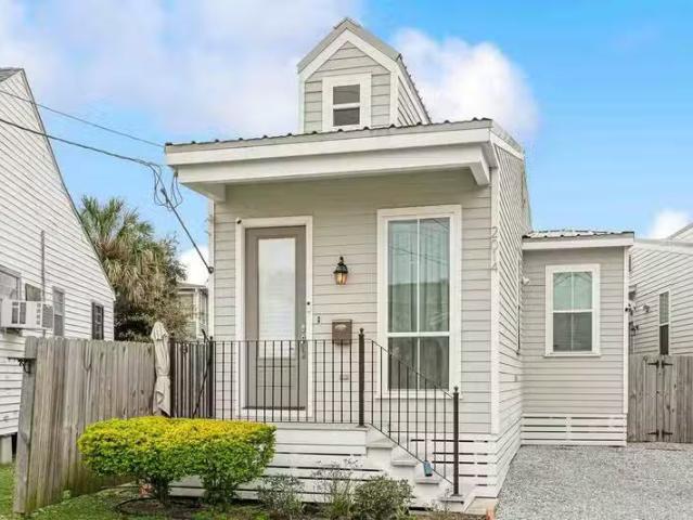 New Price! $1,750 2 Bedroom 2 Bathroom House In the Heart of.