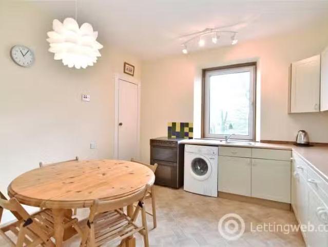 Unique Property to rent in Wallfield Crescent, Top Floor Right.