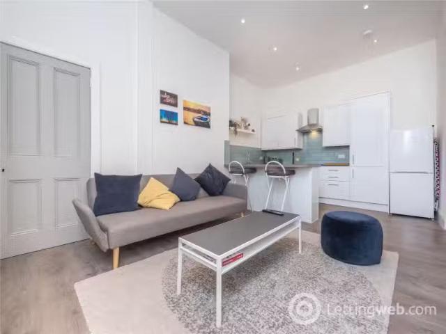 Nice Property to rent in Haymarket Terrace, Edinburgh, EH12