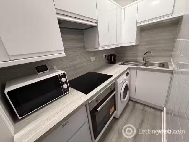 For Rent! Property to rent in Raeburn Place, Ground Floor Left.