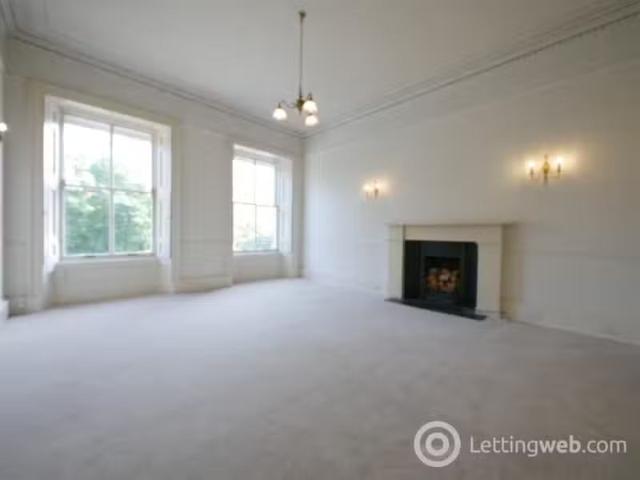 Cozy Property to rent in Regent Terrace, Calton Hill, Edinburg.