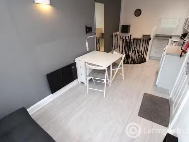 For Rent! Property to rent in Royal Park Terrace, Meadowbank.