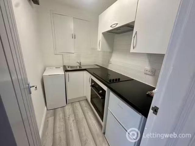 Nice Property to rent in Second Floor Right, 6 Bank Street, Wo.