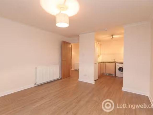 Deal! Property to rent in Stenhouse Gardens, Edinburgh, EH11