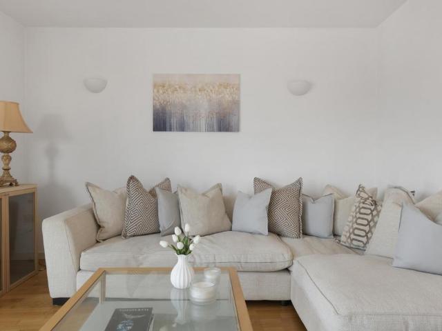 New Providence Wharf, Fairmont. 1 bed flat to rent £2,102 pcm £485 pw