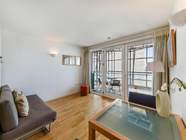 New Providence Wharf, Fairmont. Studio to rent £1,668 pcm £385 pw