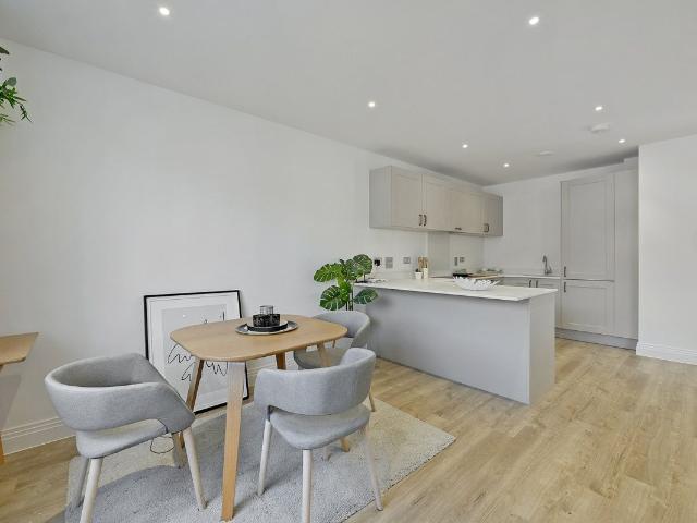 New Road, Ascot, Berkshire SL5, 2 bed flat to rent, £1,850 pcm | PrimeLocation