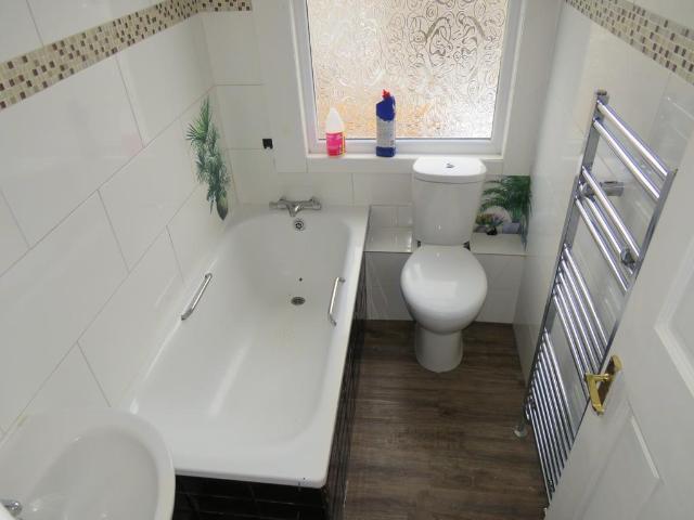 New Road, Bedfont, Feltham TW14 3 bed semi detached house to rent £2,250 pcm £519 pw