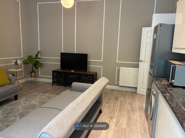 New Road, Chatham ME4, 2 bed flat to rent, £1,400 pcm | PrimeLocation