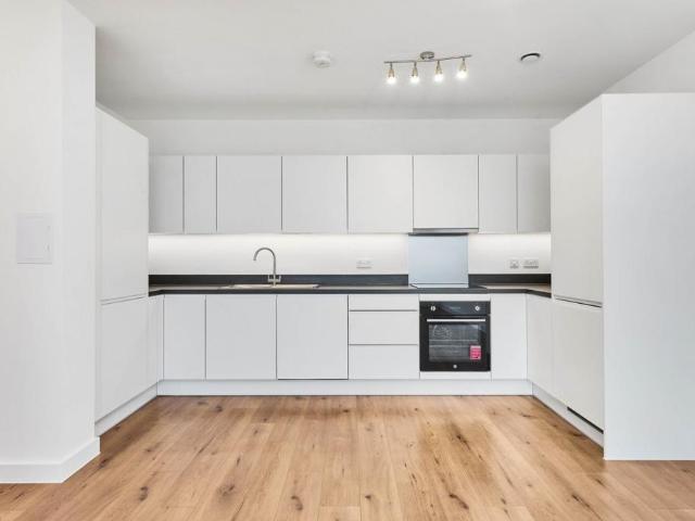 New Road, Dagenham, London, RM9 2 bed flat to rent £1,720 pcm £397 pw