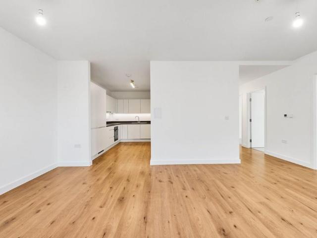 New Road, Dagenham, RM9 3 bed flat to rent £1,900 pcm £438 pw