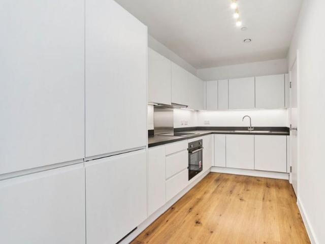 New Road, Dagenham, RM9 2 bed flat to rent £1,780 pcm £411 pw