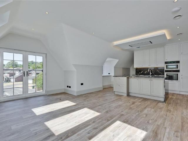 New Road, Esher, Surrey, KT10 3 bed apartment to rent £7,000 pcm £1,615 pw