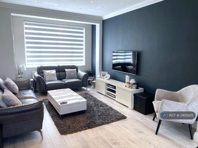 New Road, London, E4 3 bed semi detached house to rent £2,550 pcm £588 pw