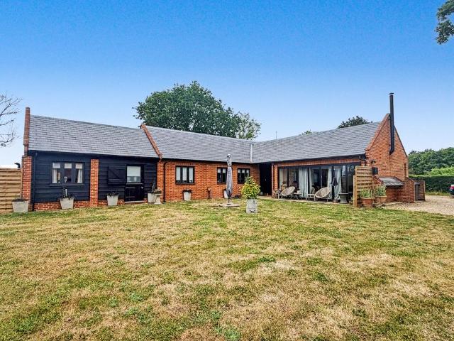 New Road, Marlesford, IP13 3 bed barn conversion to rent £1,850 pcm £427 pw