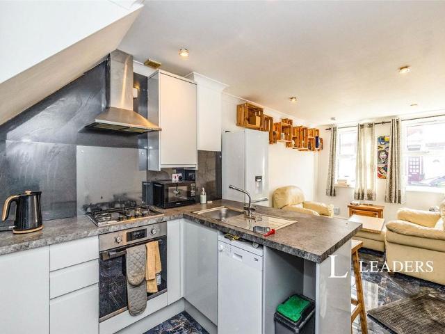 New Road, Portsmouth, Hampshire, PO2 2 bed flat to rent £1,075 pcm £248 pw