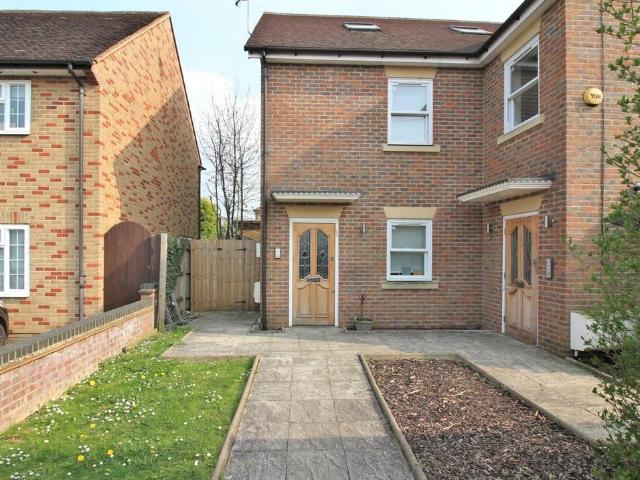 New Road, Radlett, Hertfordshire, WD7 2 bed maisonette to rent £1,800 pcm £415 pw