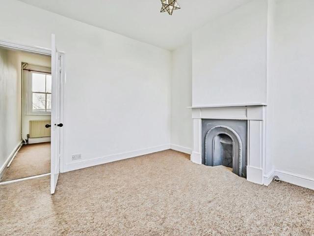 New Road, Saffron Walden, CB10 2 bed property to rent £1,175 pcm £271 pw