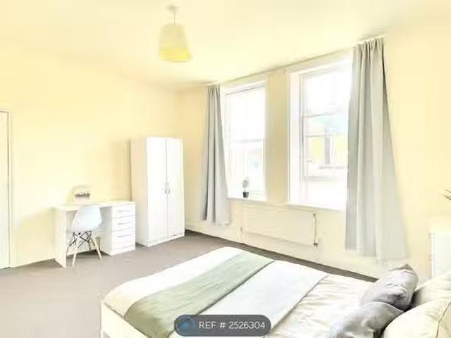 For Rent! Room to rent in Kings Road, London SW19