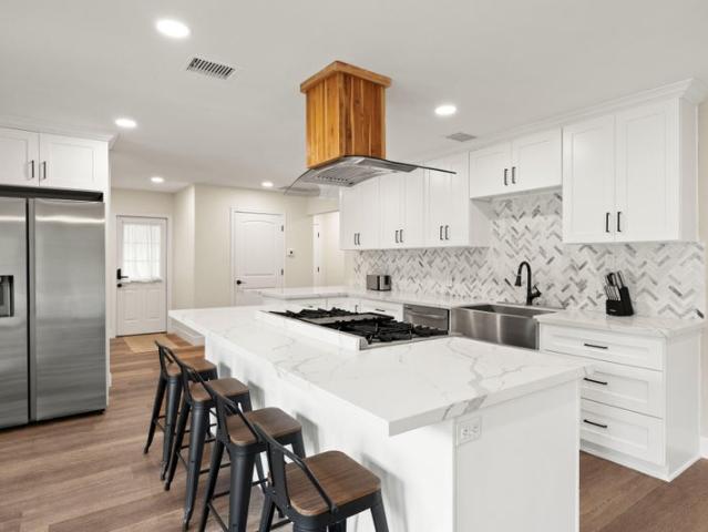 NEW* Rosenberg Retreat home | Stylish Rooms + Lux