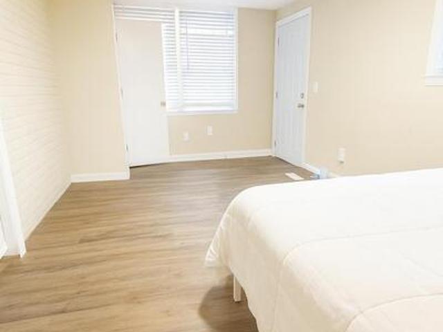 New Renovation Right off Glenwood 1 Min to MARTA Bus | No Move In Fee, Free Fast Wi Fi $, Monthly Cleaning, Quiet Neighborhood + Friendly Padmates