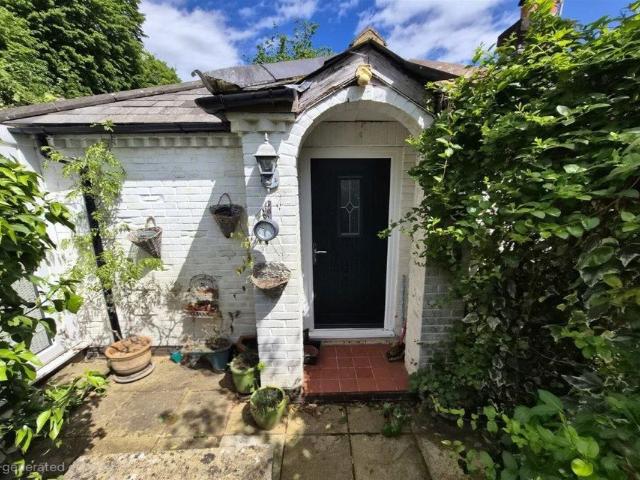 New Way, Godalming GU7, 4 bed bungalow to rent, £1,650 pcm | PrimeLocation