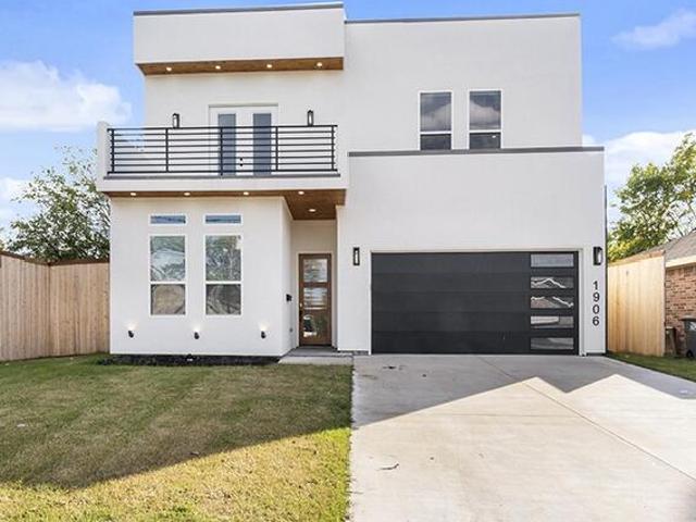 New West Dallas home with rooftop balcony near Trinity Groves