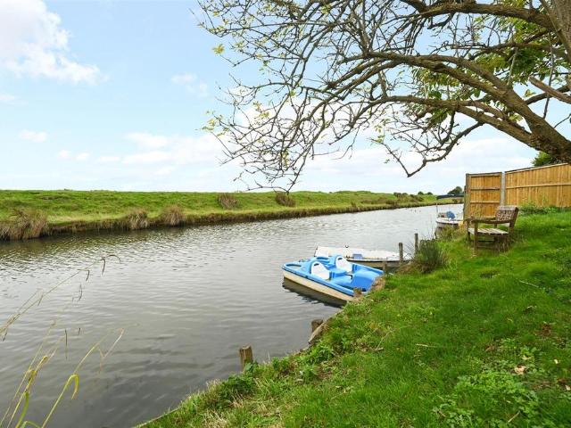 New Winchelsea Road, Rye, East Sussex. 3 bed semi detached house to rent £1,495 pcm £345 pw