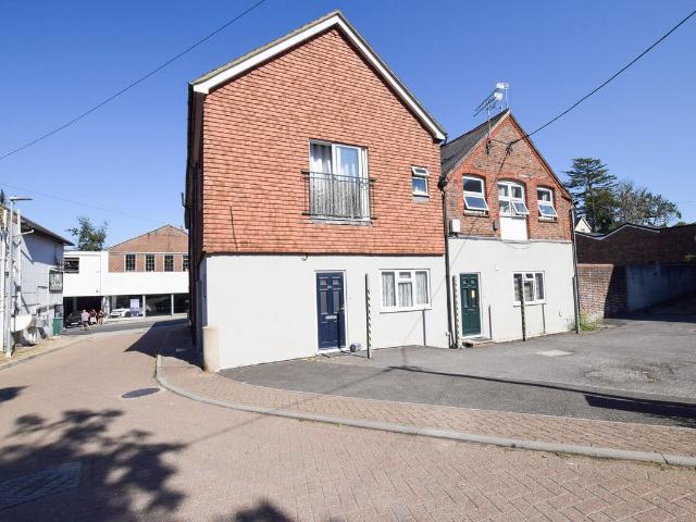 New Town, Uckfield TN22, 1 bed flat to rent, £975 pcm | PrimeLocation