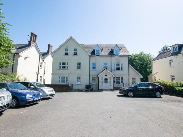 New Town, Uckfield TN22, 2 bed flat to rent, £1,200 pcm | PrimeLocation