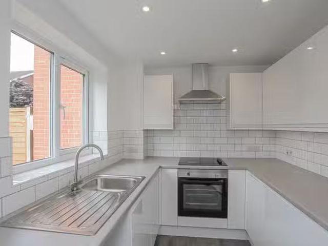 Unique Terraced house to rent in The Kestrels, Grove, Wantage.