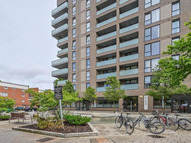 New Village Avenue, Docklands. 2 bed flat to rent £2,400 pcm £554 pw