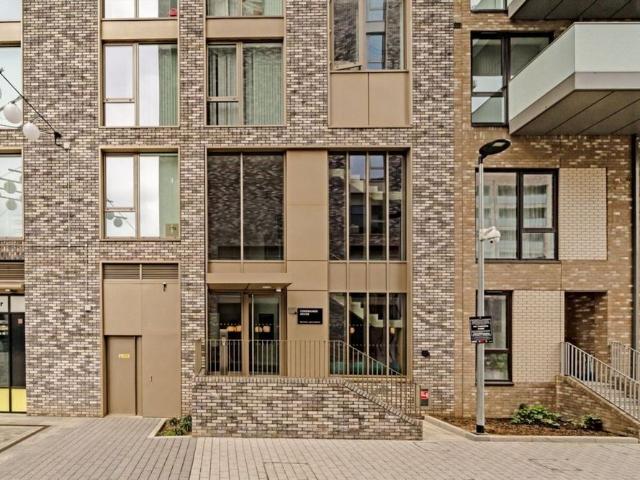 New Village Avenue, E14, London