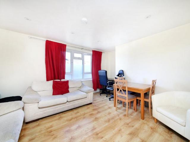 Newbridge Court, London SW17 3 bed flat to rent £2,700 pcm £623 pw
