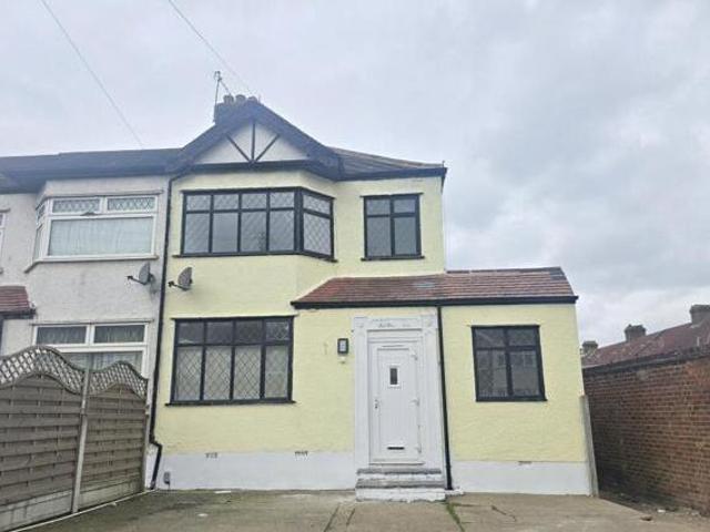 Newbury Avenue, Enfield, 3 Bedroom House