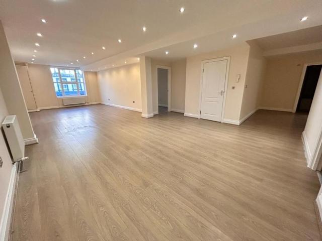 Newbury, Berkshire RG14, 1 bed flat to rent, £1,200 pcm | PrimeLocation