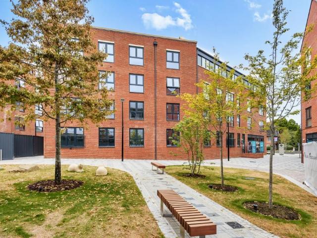 Newbury, Berkshire RG14, 2 bed flat to rent, £1,700 pcm | PrimeLocation