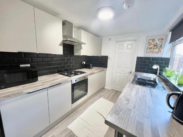Newcastle Upon Tyne NE6 2 bed flat to rent £1,050 pcm £242 pw