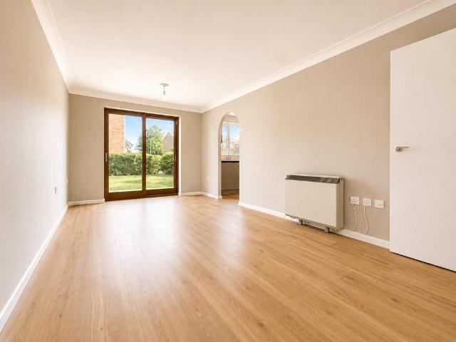 Newcombe Rise, Yiewsley, West. Flat to rent £1,375 pcm £317 pw
