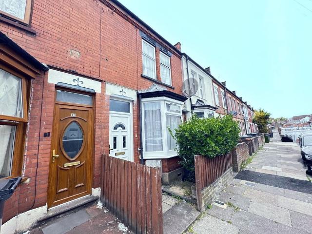 Newcombe Road, Luton, Bedfordshire LU1, 2 bed terraced house to rent, £1,200 pcm | PrimeLocation