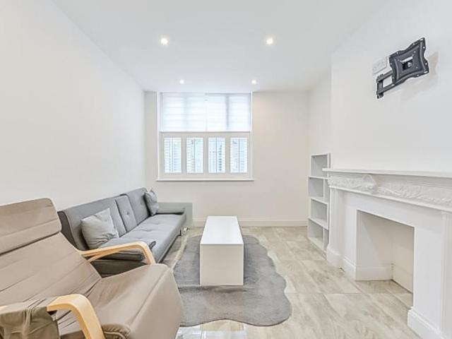 Newell Street, Limehouse, London, E14 1 bed flat to rent £2,100 pcm £485 pw