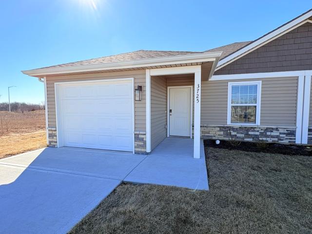 Single Level 3 Bed, 2 Bath, 1 Car Garage Duplex in North Kansas City